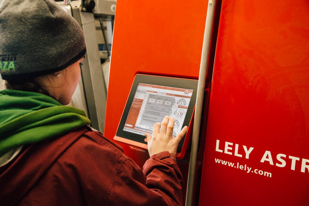Robot Milkers – Barstow's Dairy Store and Bakery